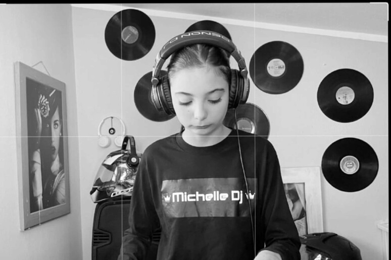 Dj Michelle: alla consolle a 12 anni, la più giovane in Italia – THE ...